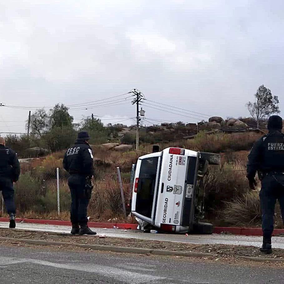 Elementos de la FESC vuelcan unidad en Blvd. Santa Anita - El Portavoz